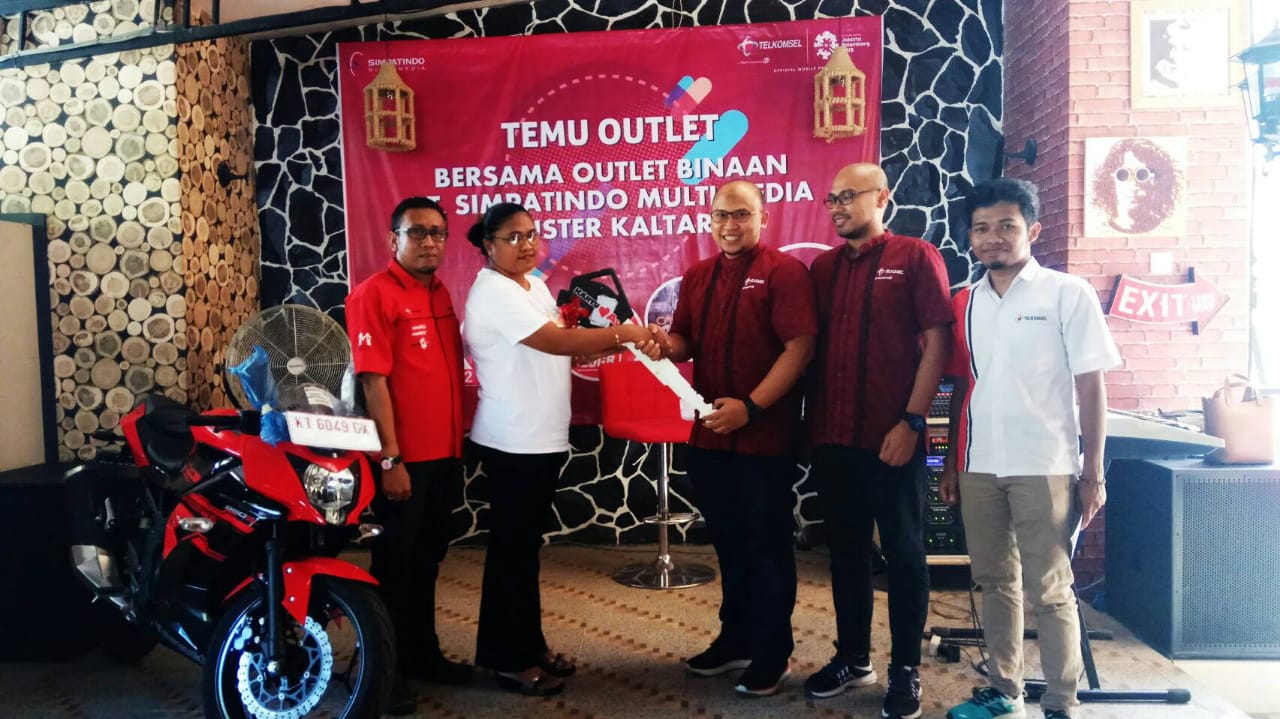 Outlet Lotus Cell Berau Raih Satu Unit Motor Balap dari Telkomsel ...