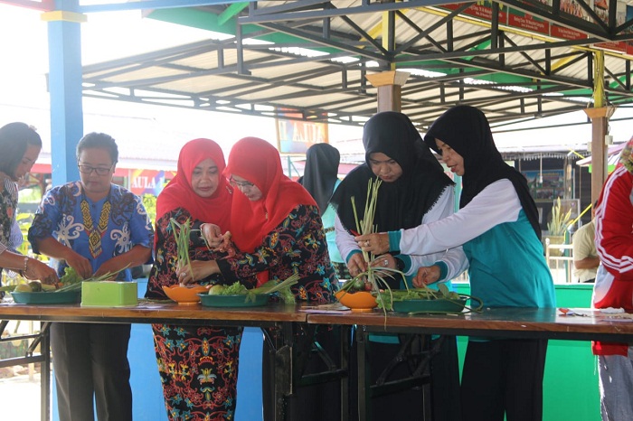 Pokja III Gelar Lomba Rangkai Buah dan Sayur : Vivaborneo.com ...