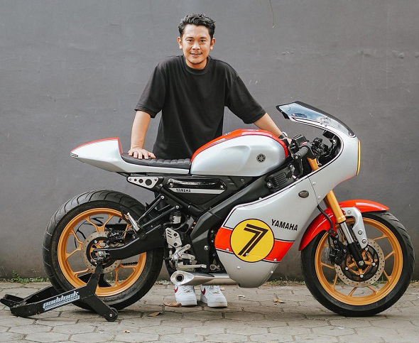 Lagi Ngetren, Jawara Customaxi Ini Bikin XSR 155 Café Racer Full ...